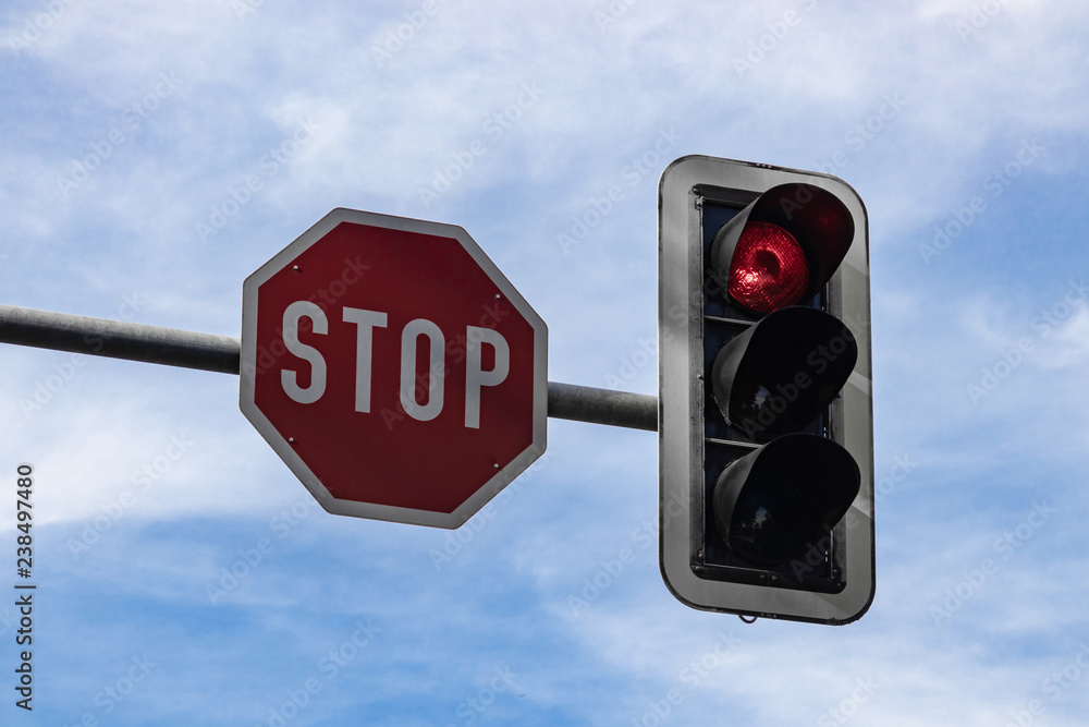 Rote Ampel und Stoppschild Stock Photo | Adobe Stock
