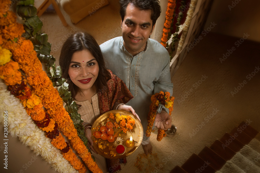 Young couple newlywed in traditional dress performing rituals Stock ...