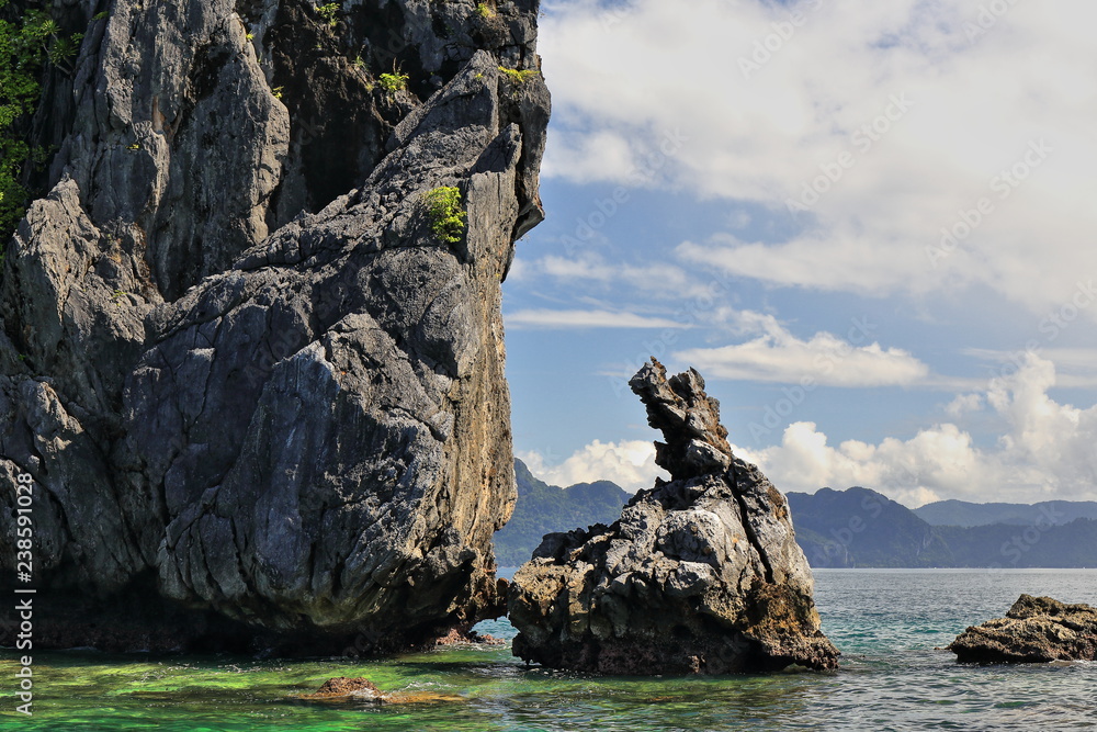 Foto de Sailing Bacuit bay: Popolcan island cliffs and rocks. El Nido ...