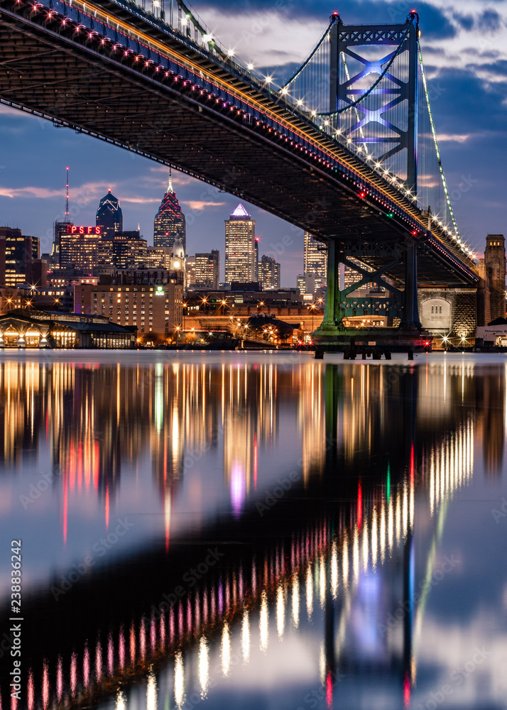 Ben Franklin bridge and Philadelphia skyline at night Stock Photo ...