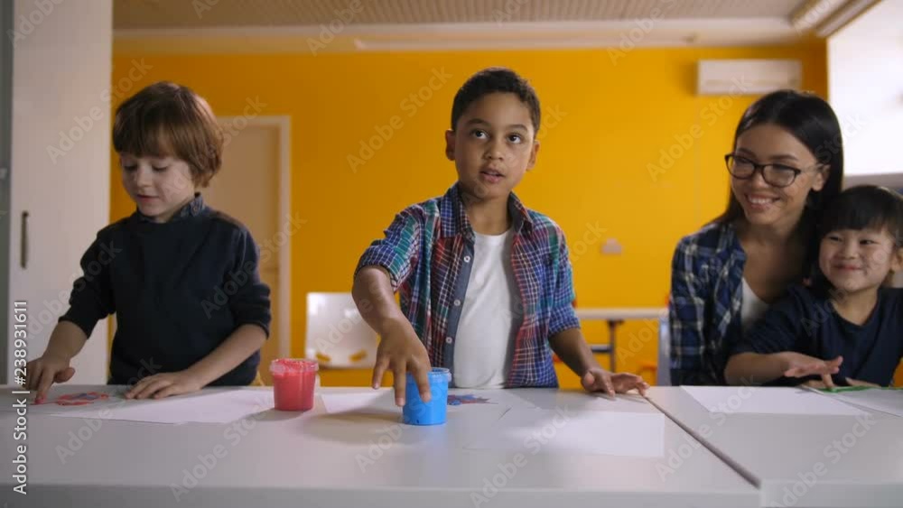 Stockvideo Multicultural preschool children with mixed race teacher ...