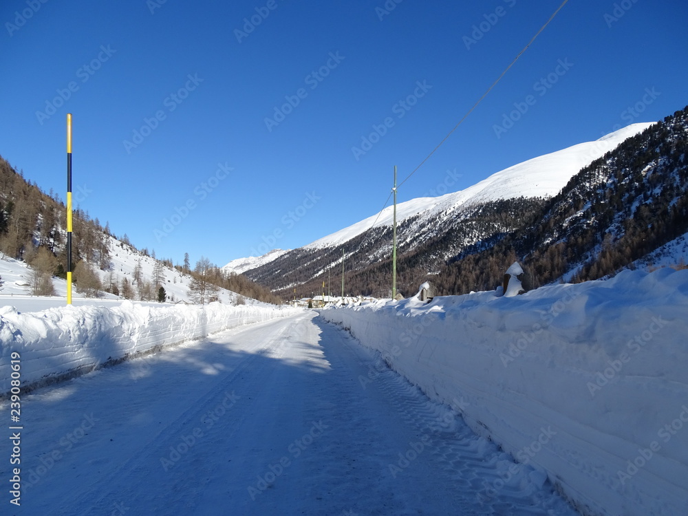 strada innevata alta montagna lombardia wall mural wallpaper ...