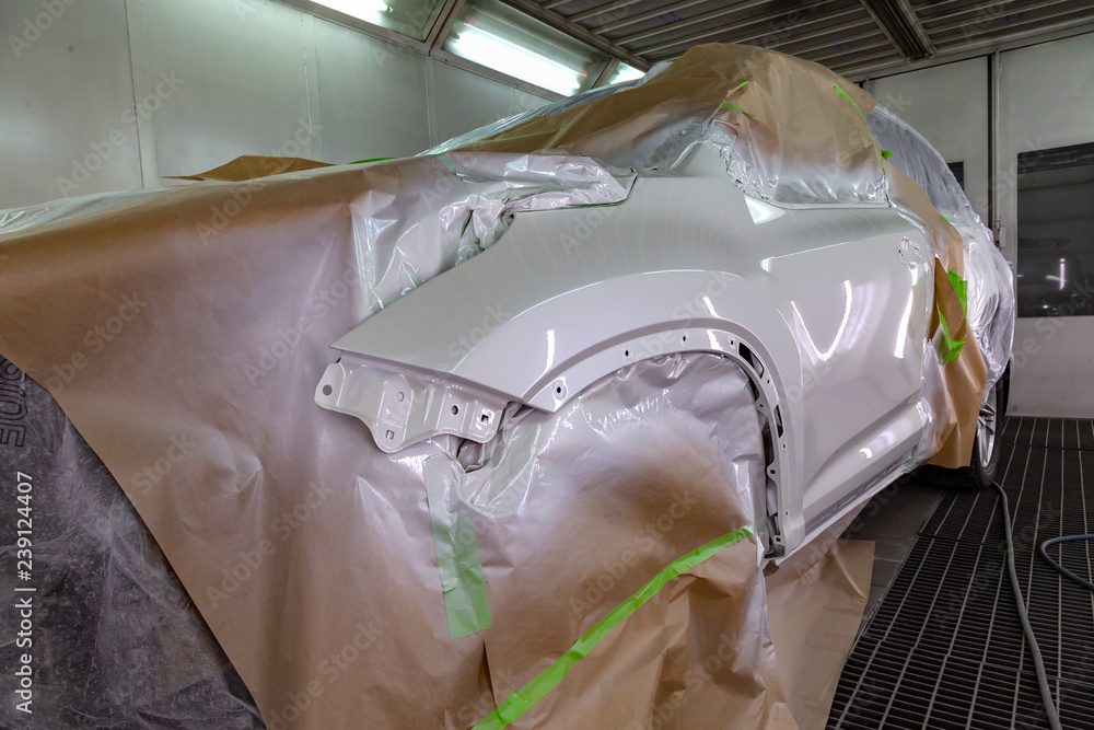 Painting the car body parts of the driver's door and the white wing in ...