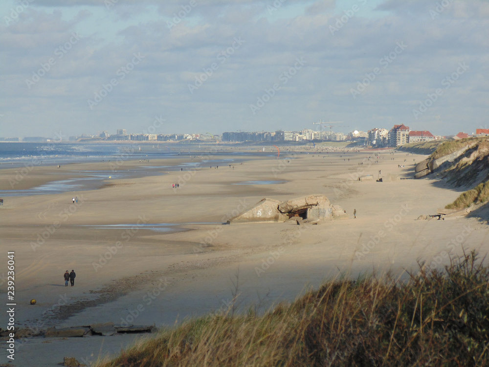 la plage de Dunkerque sous les nuages Stock Photo | Adobe Stock