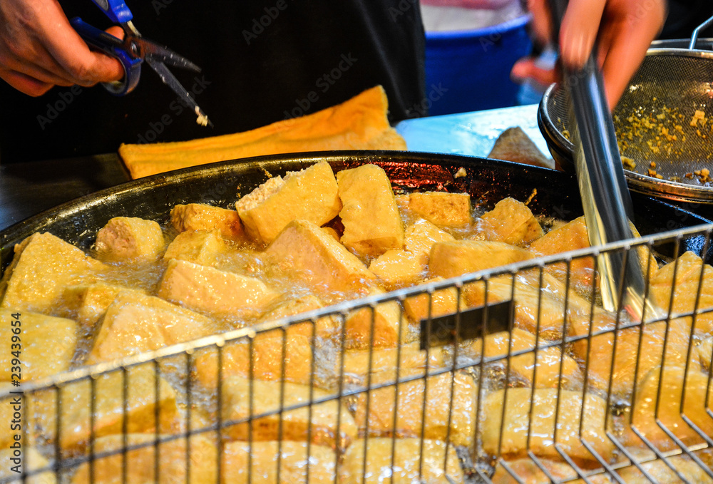 Foto de street food at night market walking street in Taipei, Taiwan ...