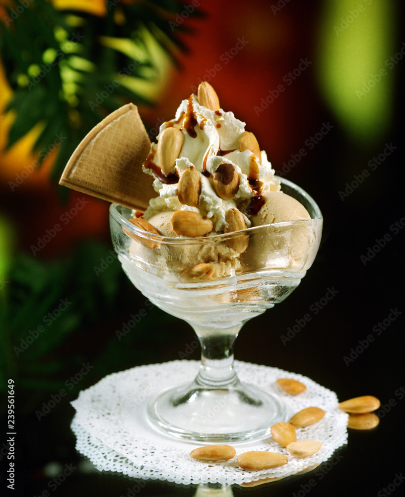 Foto de Copa con dos bolas de helado, nata montada, almendras naturales ...