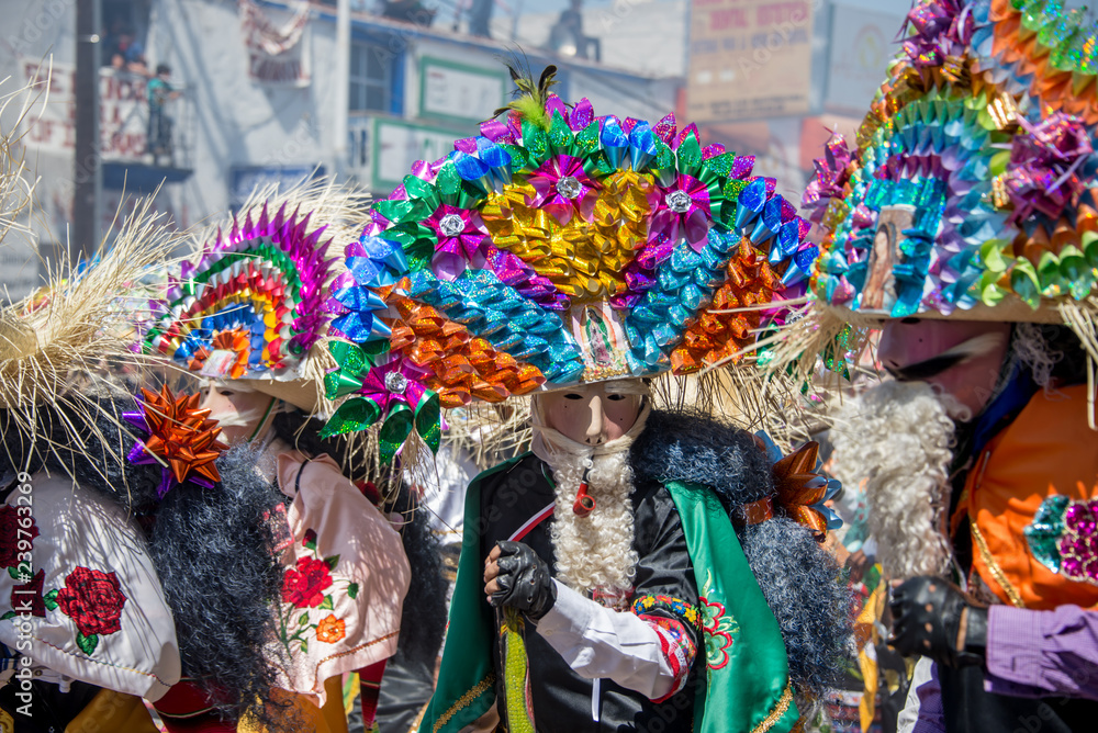 danzantes de carnaval con sombreros coloridos y barbas blancas, fiesta ...