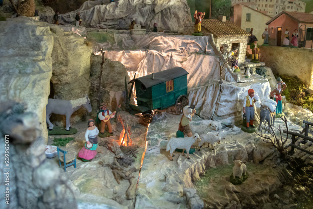 Détail d'une crèche de noël provençale, feu de camps en santon de ...