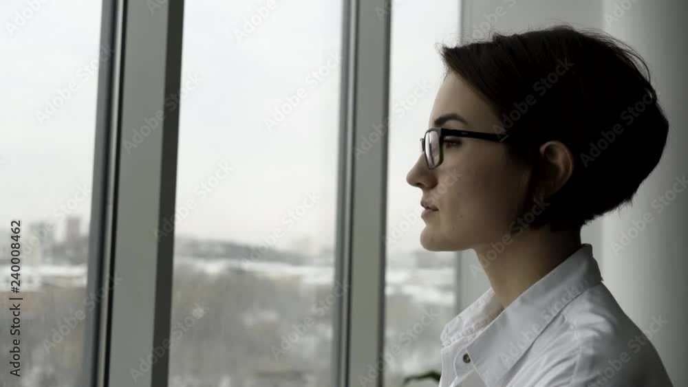 Vidéo Stock Side view of an elegant woman with short, dark hair and ...
