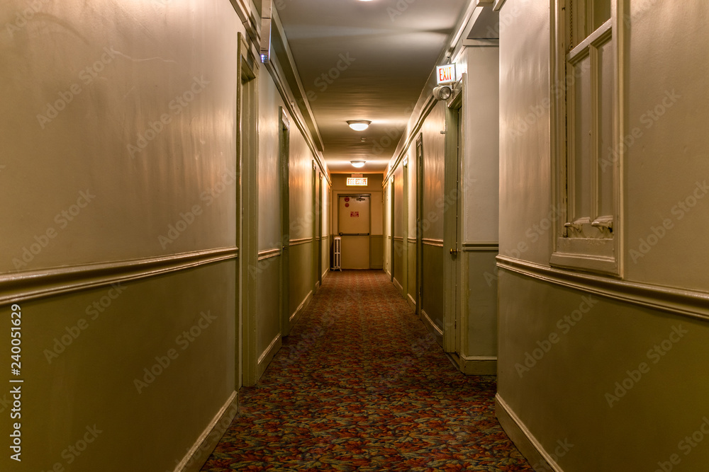 Dark Old American Apartment Building Hallway foto de Stock | Adobe Stock