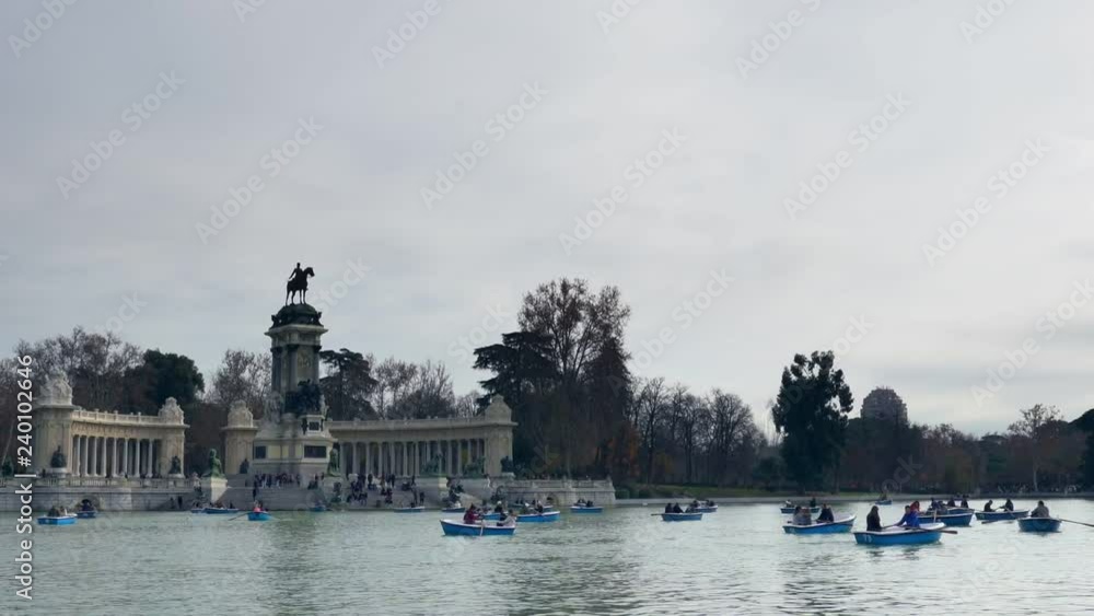 Stockvideo People on boats at The Buen Retiro park. In the heart of the ...