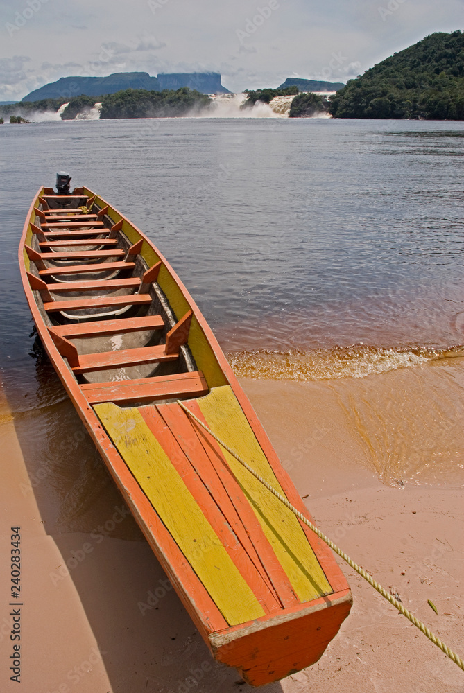 Curiara Indígena en la playa de Canaima y los saltos Stock Photo ...