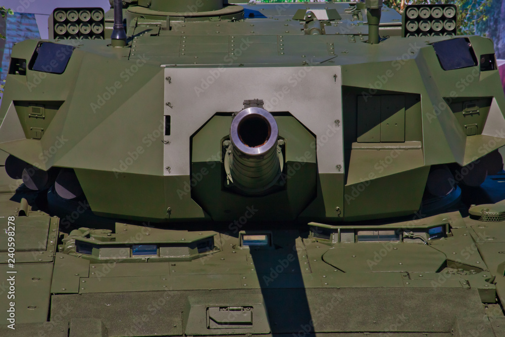Foto de The T-14 Armata main battle tank .The gun is aimed at the ...