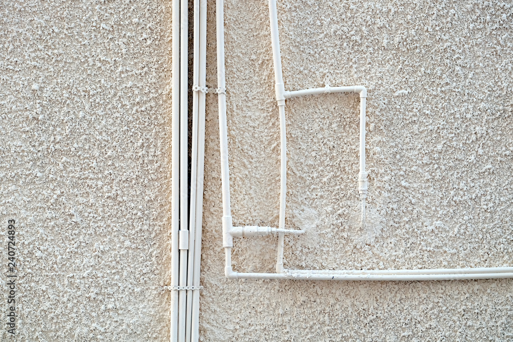 Horizontal and vertical water pipes are fixed on the outer side of the ...