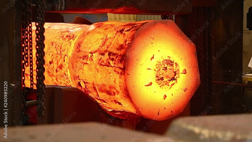 Forming a part from hot metal on the anvil using a hydraulic hammer in ...