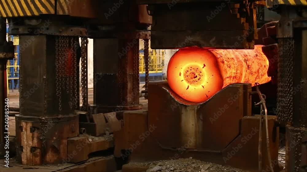 Forming a part from hot metal on the anvil using a hydraulic hammer in ...