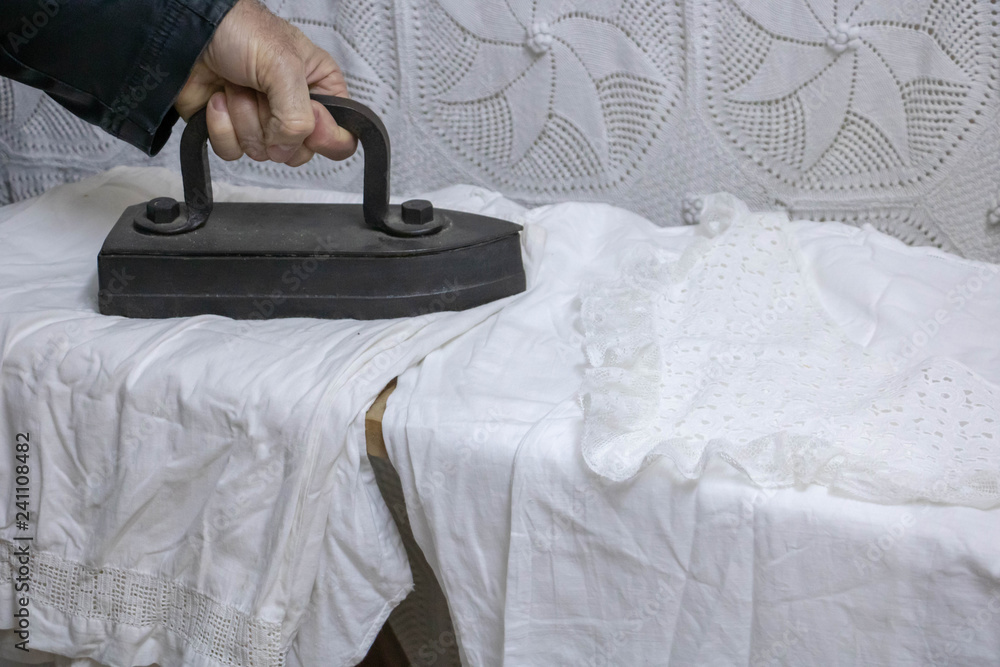 Métier ancien repasseur blanchisseur avec un vieux fer à repasser en ...