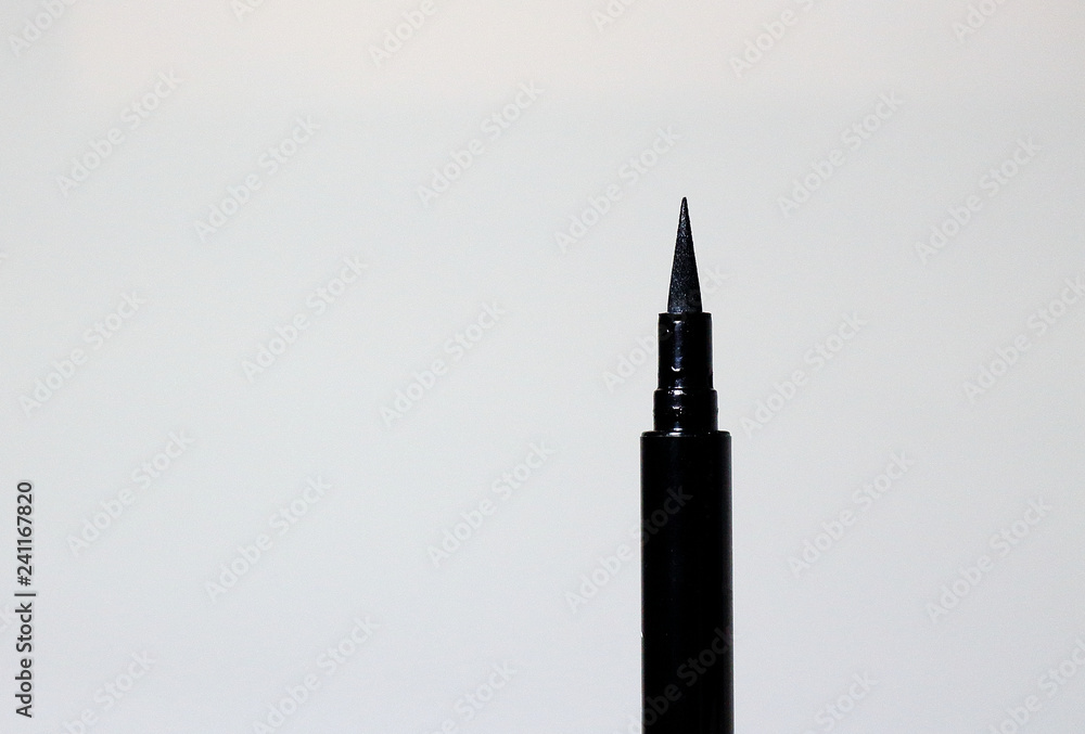 Black liquid eyeliner pen, thin and gross trace. A well done trace make ...