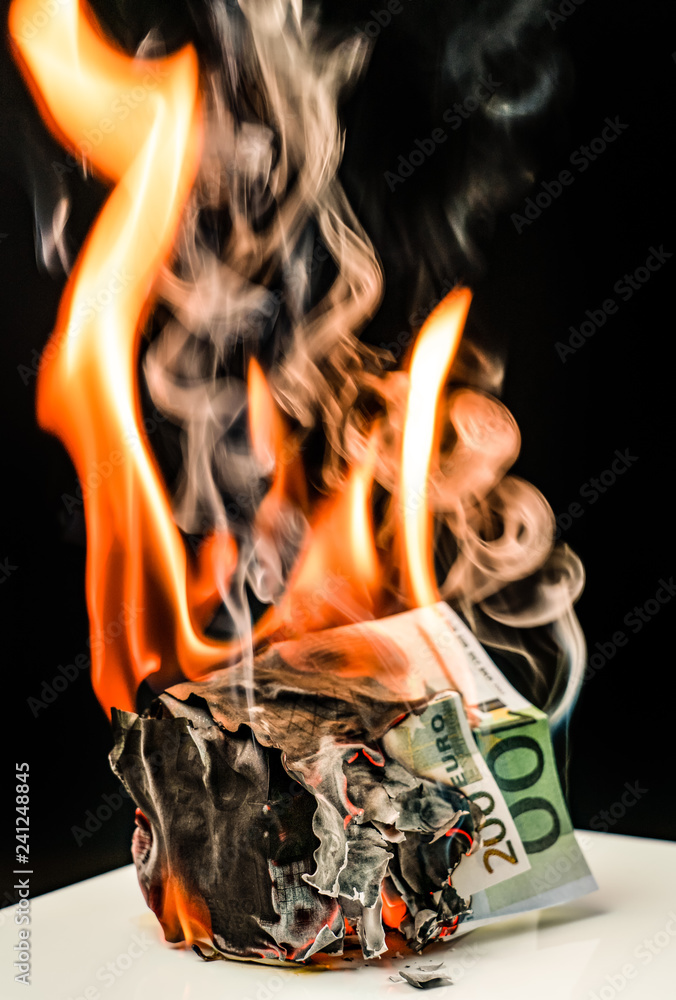Inflation, Geldentwerdung - Geld verbrennen - brennende EURO Scheine ...