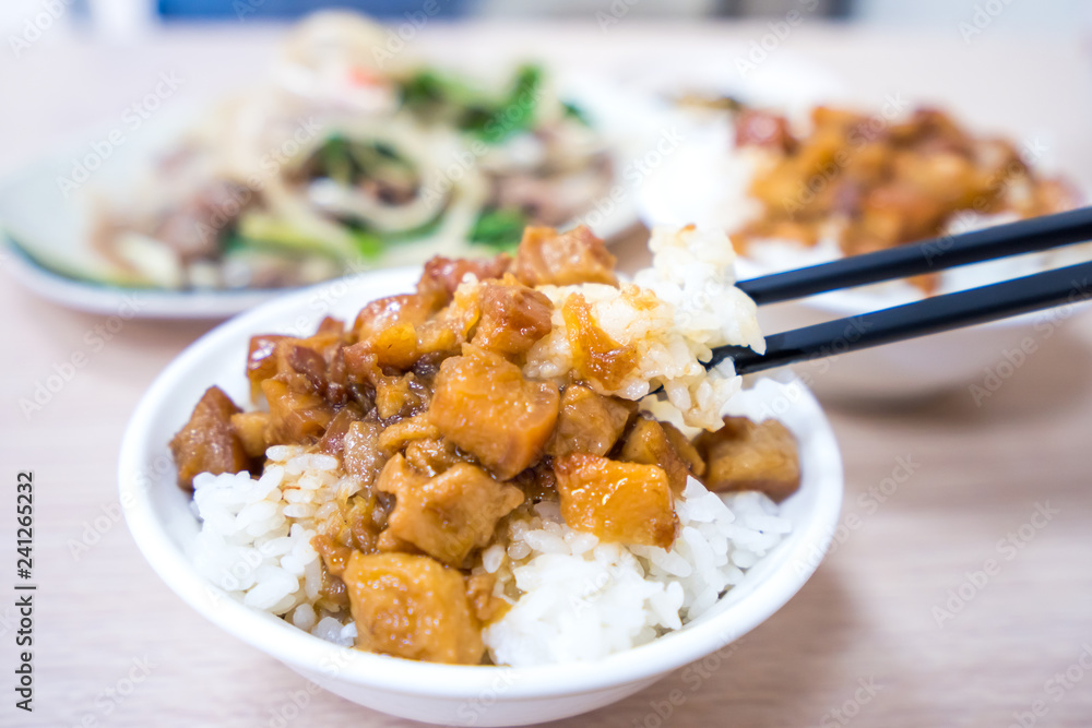 Foto de Taiwan famous food - Braised pork over rice. Soy-stewed pork ...