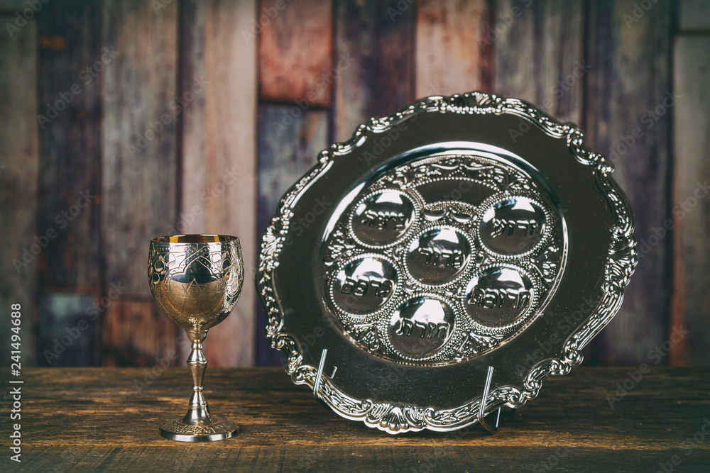 Foto de Jewish holidays Passover Pesach matzah and a silver cup full of ...