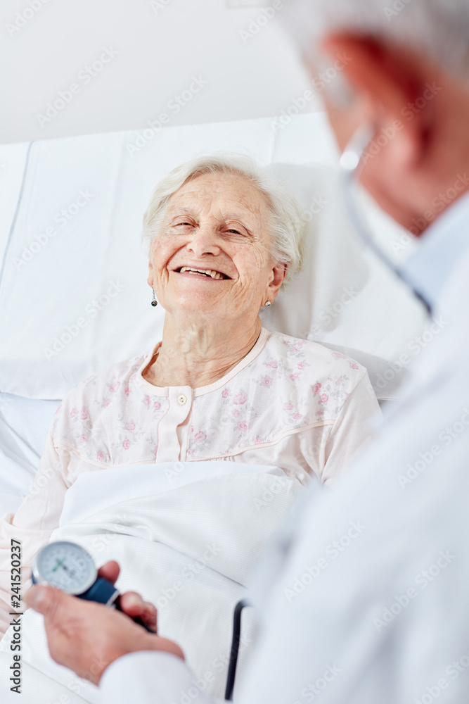 Seniorin als glückliche Patientin Stock Photo | Adobe Stock