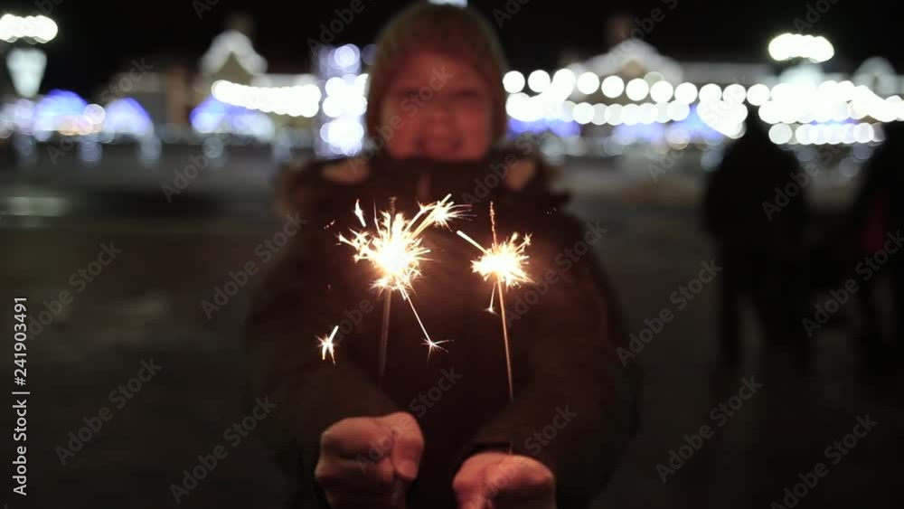 Vidéo Stock Portrait of happy dancing smiling little kid holding two ...