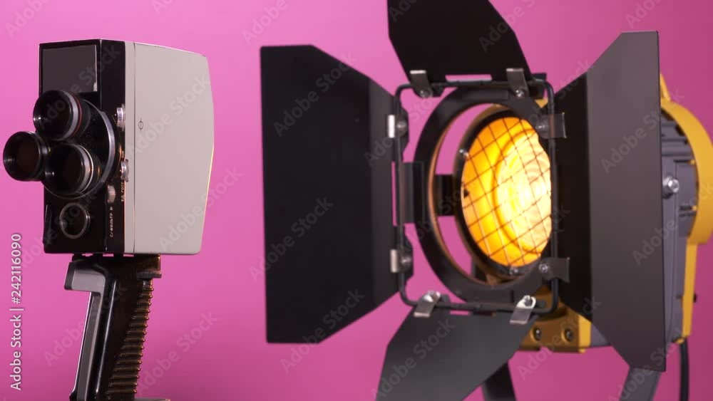 Vidéo Stock Vintage 8mm film movie camera and tungsten Fresnel light on ...