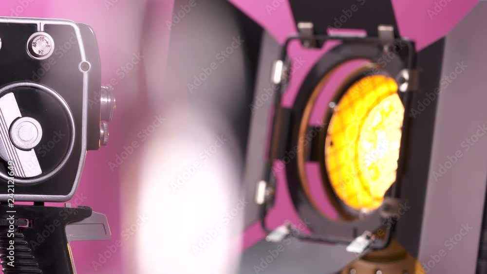 Vidéo Stock Vintage 8mm film movie camera and tungsten Fresnel light on ...