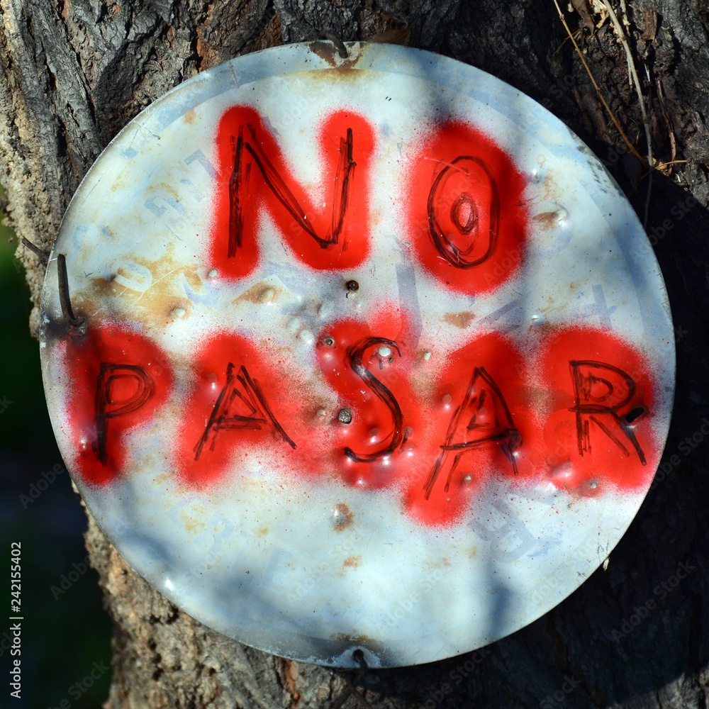 Cartel no pasar Stock Photo | Adobe Stock