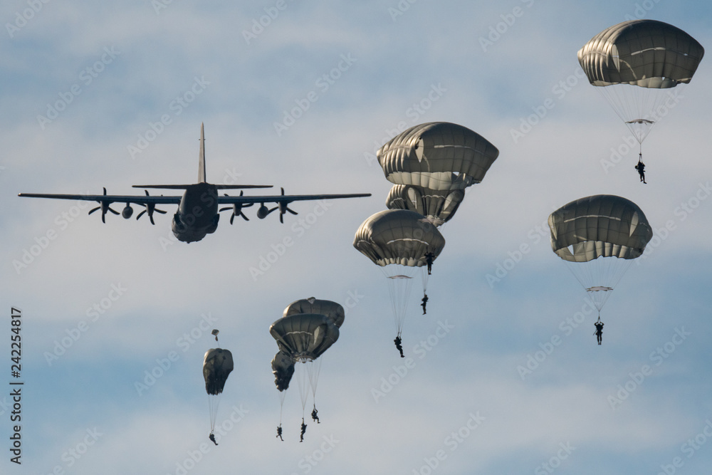 Israeli army paratroopers in a day training jump- Israel Stock Photo ...
