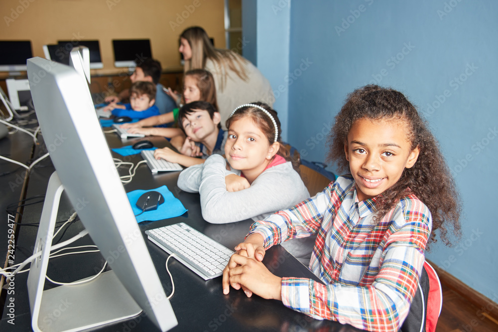Gruppe Kinder am PC lernen Informatik Stock Photo | Adobe Stock