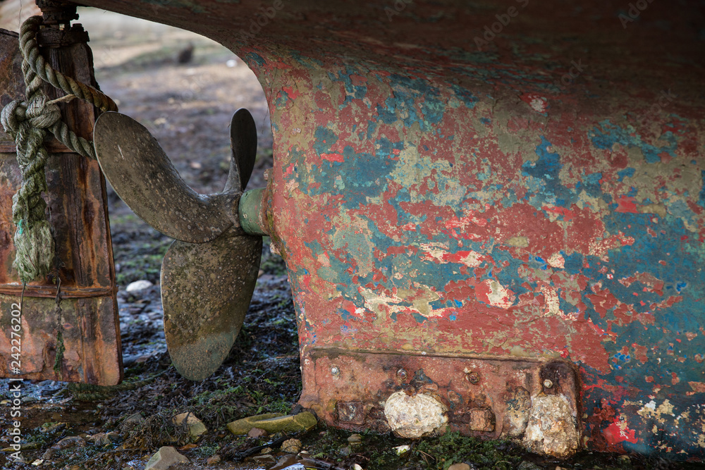 vieille hélice rouillée d'une épave de bateau abandonné Stock Photo ...