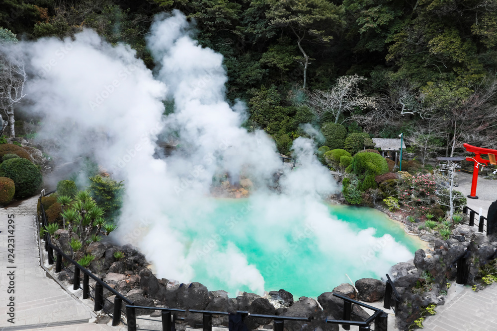 Foto de Umi Jigoku (Sea Hell) blue water. One of the eight hot springs located at Beppu, Oita ...