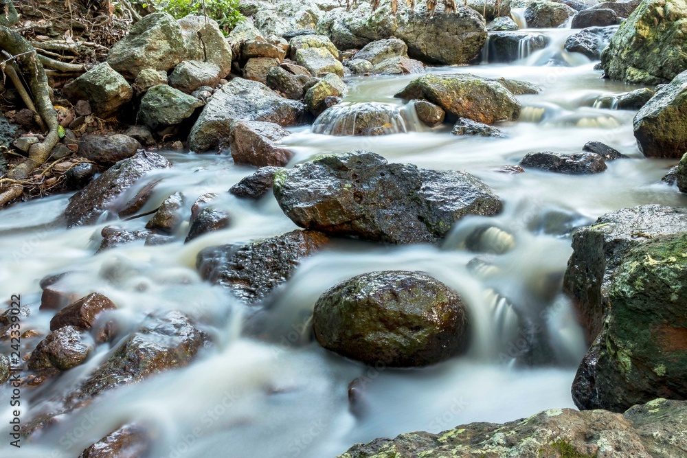 agua de un arroyo, en fotografía de larga exposición Stock Photo ...