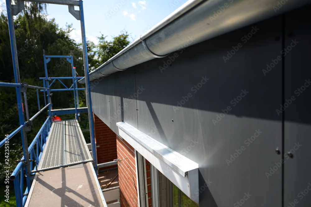 Dach Baustelle Flachdach Renovierung. Schwarzer Traufkasten mit neuer ...