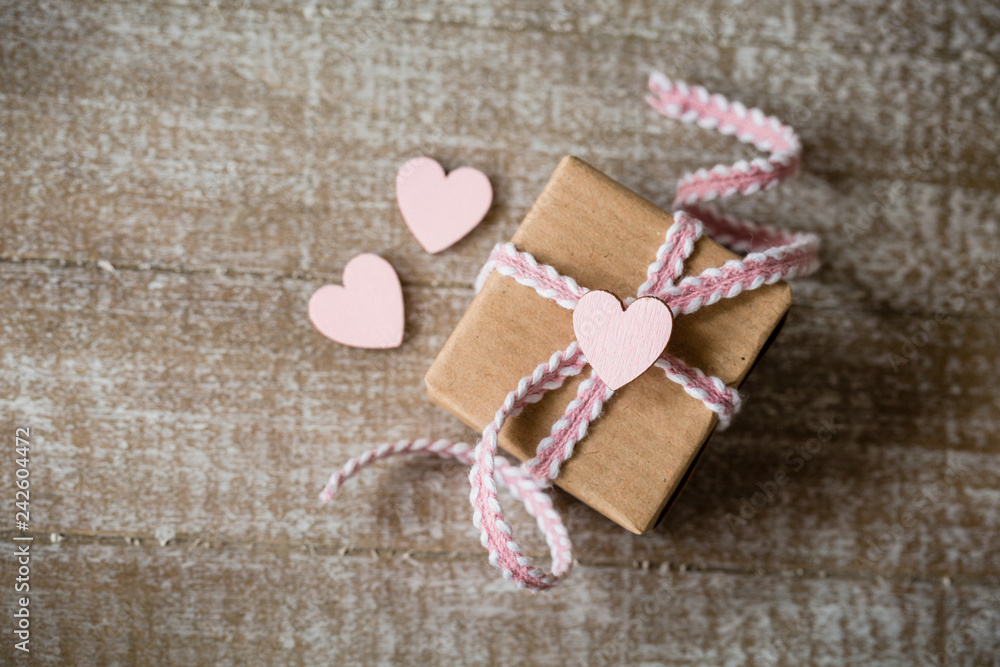 Mit Liebe schenken - Kleines Geschenk mit rosafarbenen Band und Herz ...