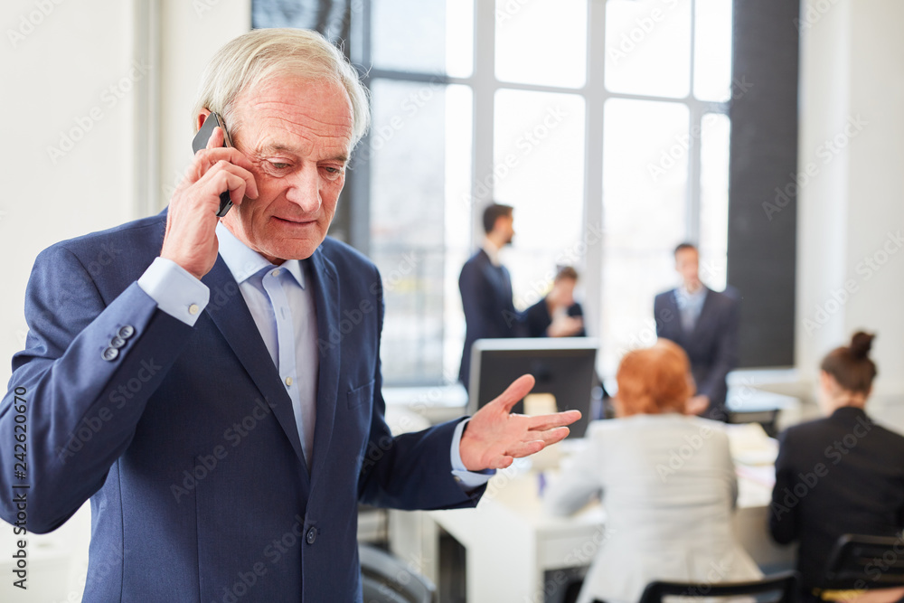 Berater telefoniert mit dem Smartphone Stock Photo | Adobe Stock