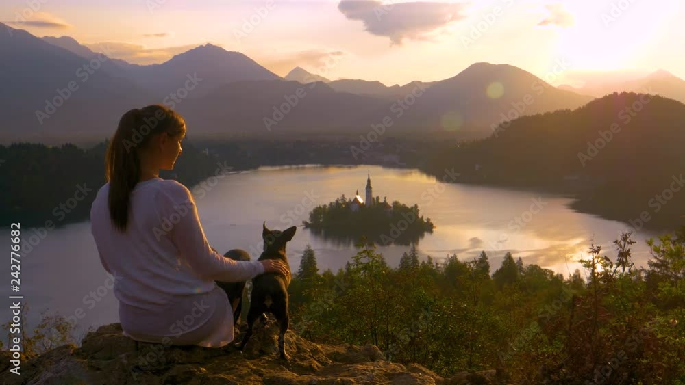 Vidéo Stock SLOW MOTION, CLOSE UP, LENS FLARE, COPY SPACE: Young woman ...