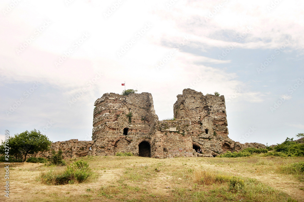Foto de Yoros Castle (Turkish: Yoros Kalesi) in Anadolu Kavagi ...