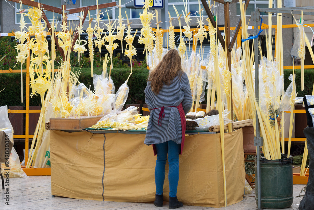 Ramos de palma blanca para la procesión de Domingo de Ramos Stock Photo ...