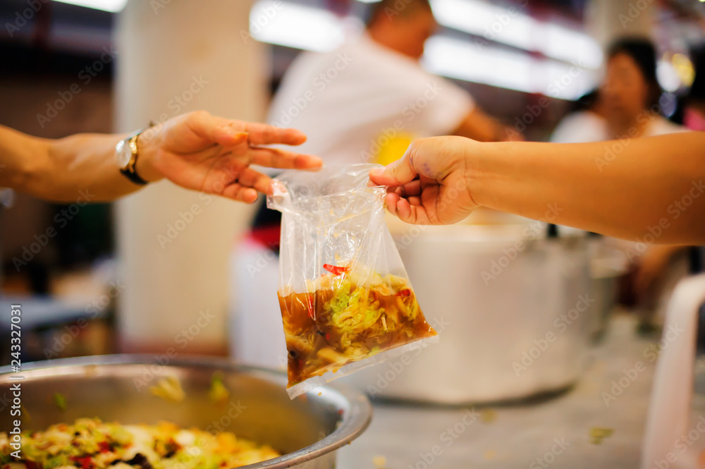 The nomadic hand received food donations from the hands of volunteers ...
