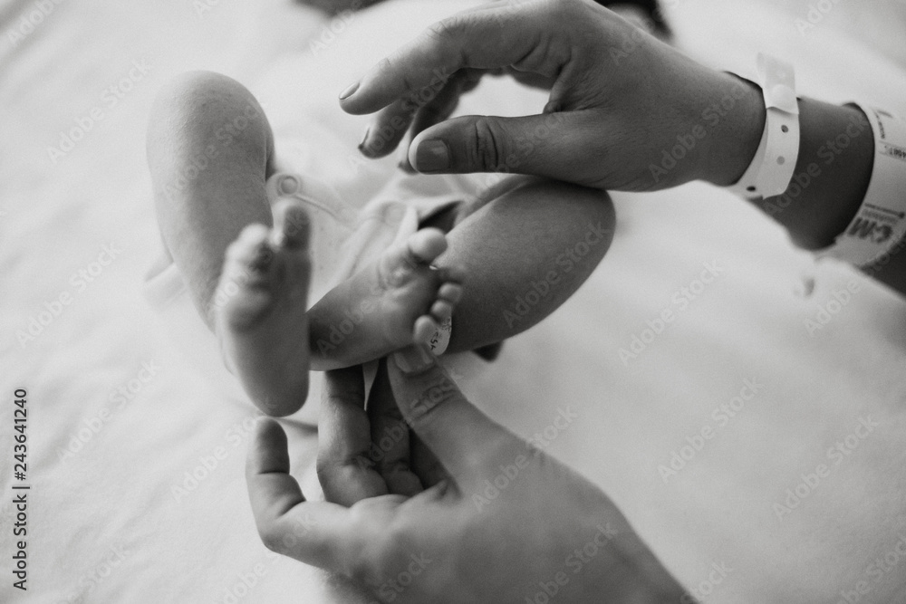 bebe nace en hospital nacimiento recién nacido Stock Photo | Adobe Stock