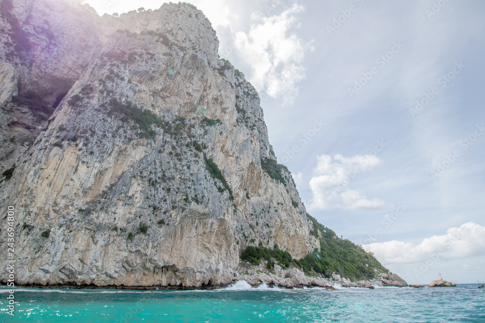 Bei einer Umrundung der Insel Capri mit einem Boot eröffnen sich die ...