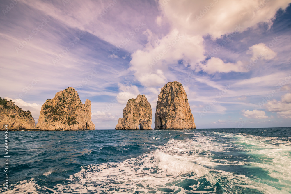 Bei einer Umrundung der Insel Capri mit einem Boot eröffnen sich die ...