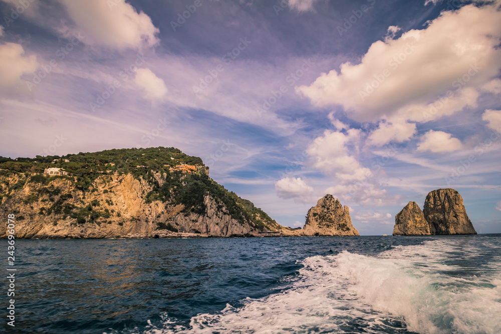 Bei einer Umrundung der Insel Capri mit einem Boot eröffnen sich die ...