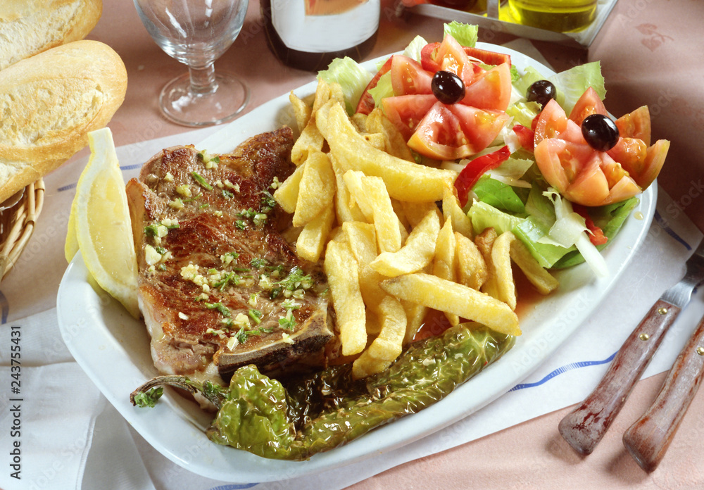 Bandeja con un chuletón de ternera a la parrilla, patatas fritas ...
