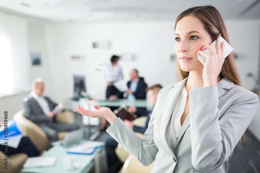 Junge Business Frau führt ein Telefonat Stock Photo | Adobe Stock
