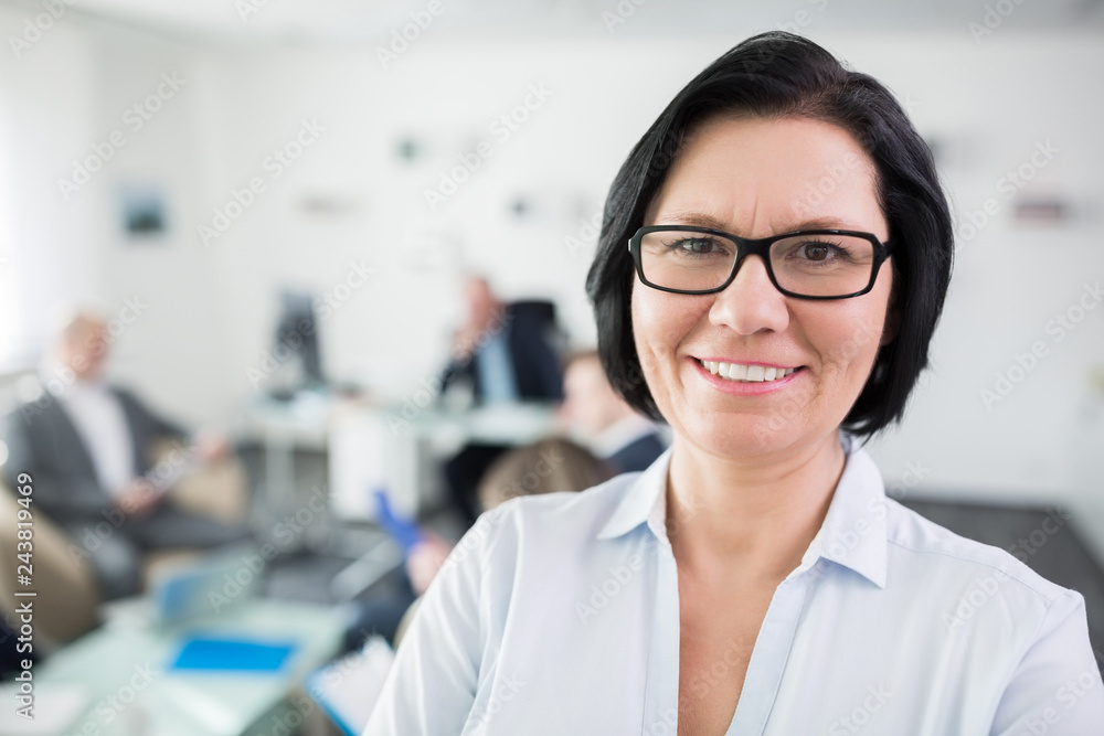 Ältere Geschäftsfrau als Chefin lächelt freundlich Stock Photo | Adobe ...