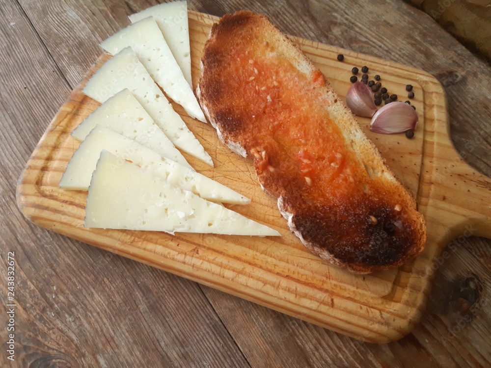 queso pan tostado jamón serrano pan con tomate tabla de queso Stock ...